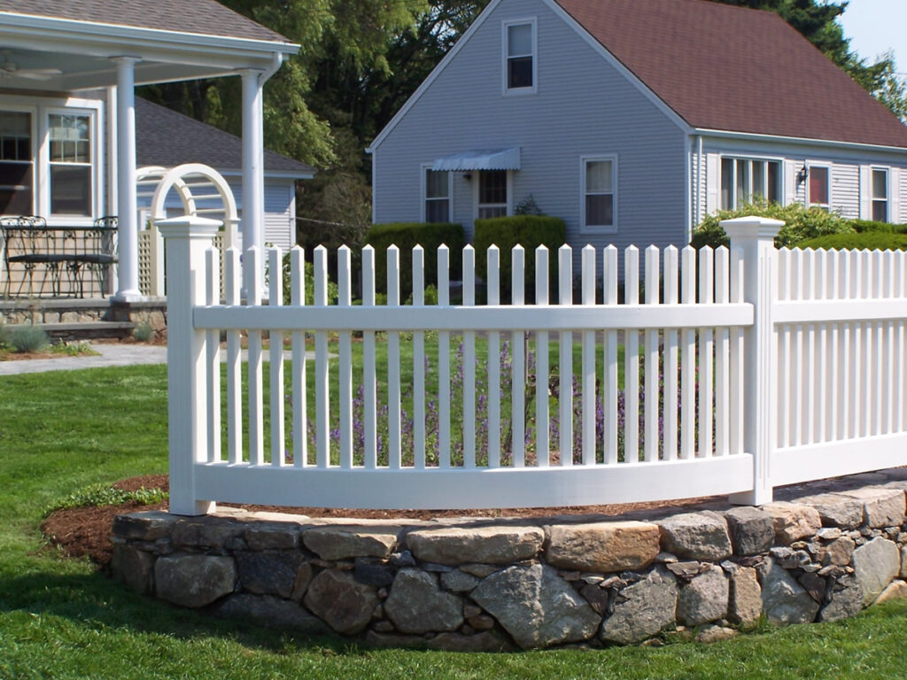 17 Picket Fence Designs for a Charming Front Yard - Pentagon