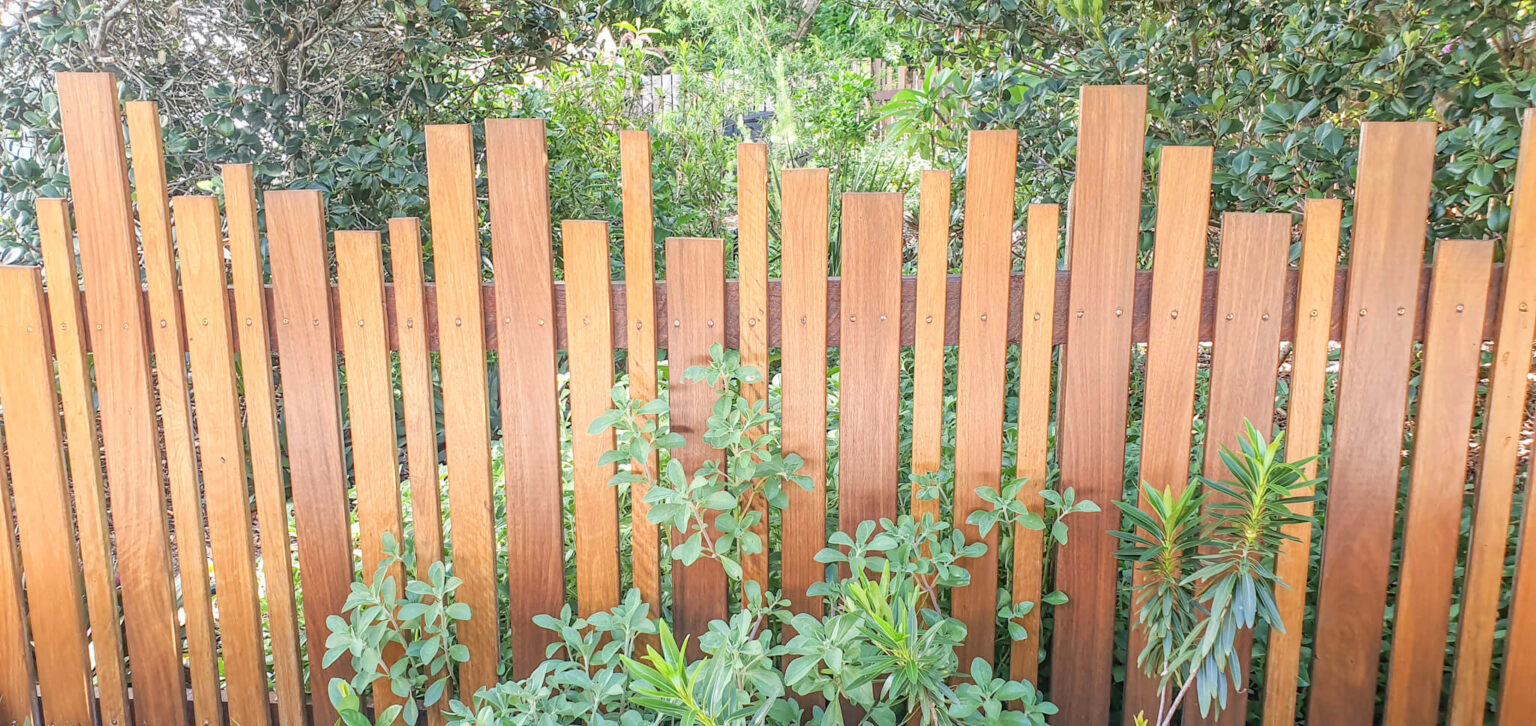 17 Picket Fence Designs for a Charming Front Yard - Pentagon